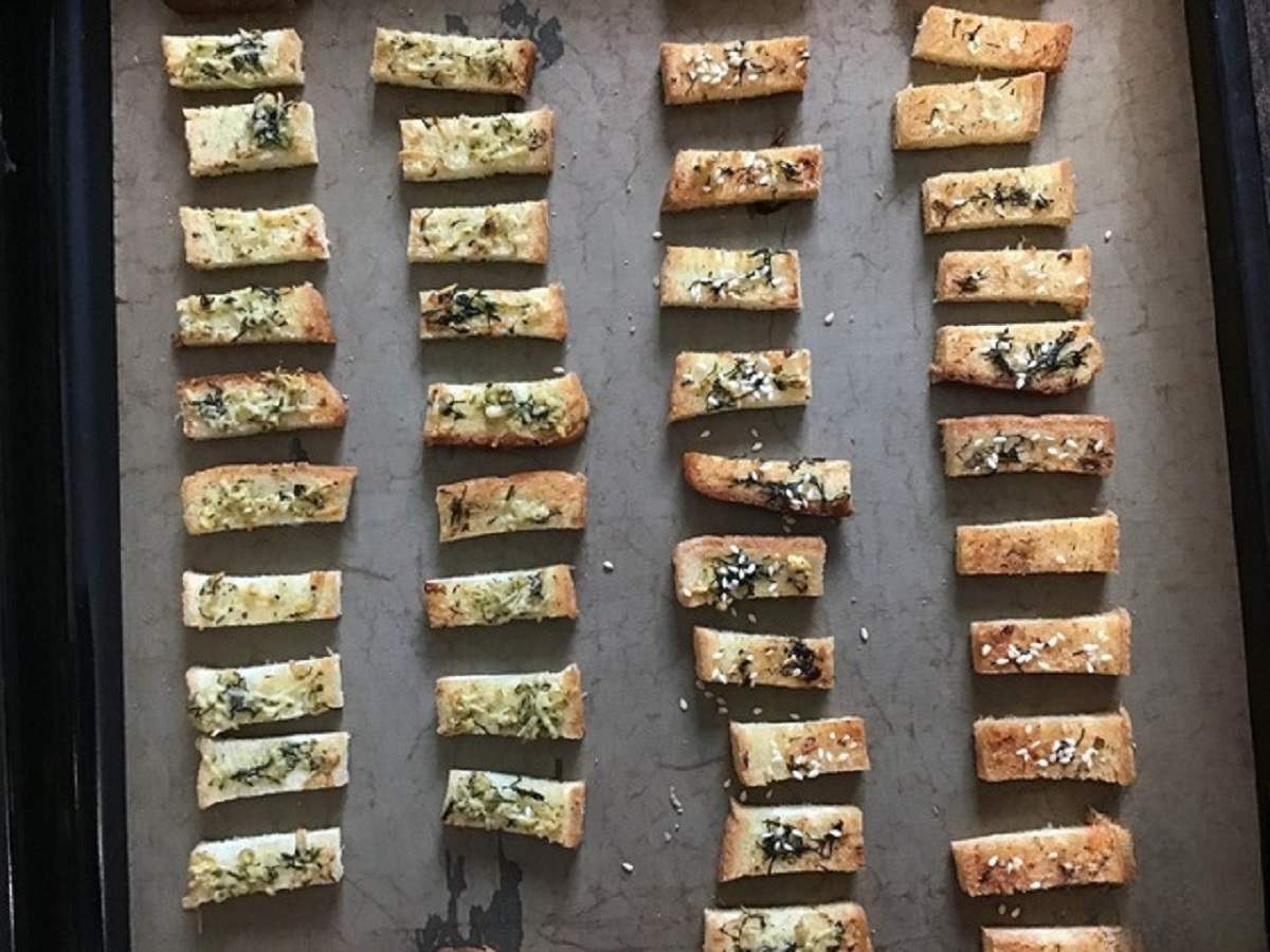 Ароматные крутоны с сыром и зеленью в духовке - Со Вкусом