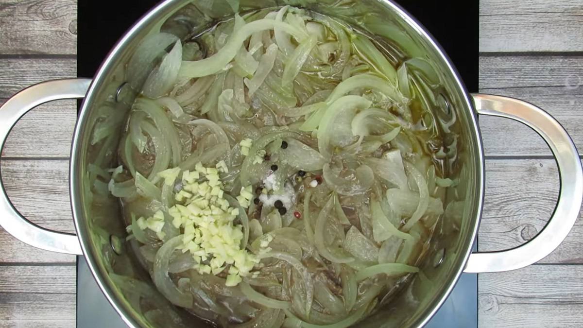 Тушеная говядина в сливочно-луковом соусе - Со Вкусом